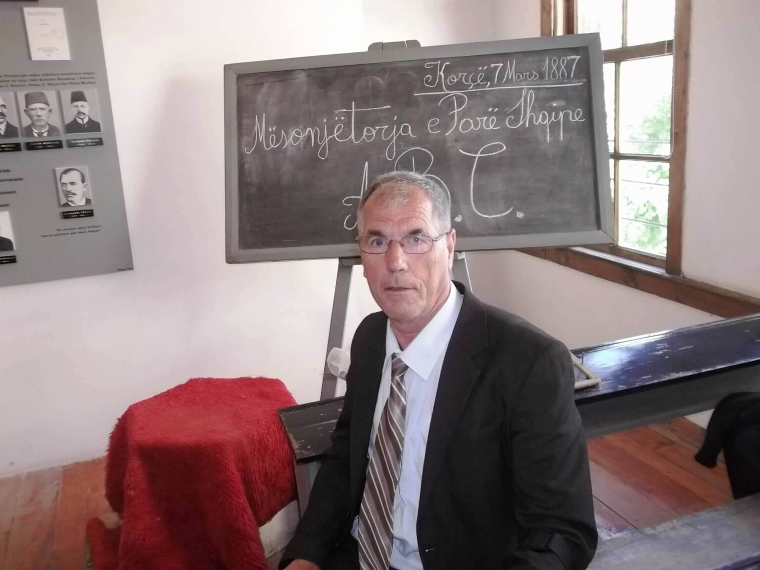 Mësuesi Ismet Shabani risjell kujtimin e ndjerë për mësuesin Xhemail ...